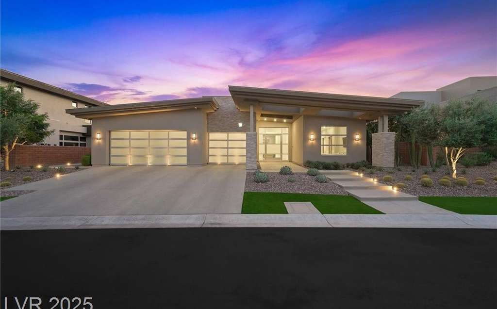 11 Hawkeye Lane, Las Vegas, NV 89135 in The Ridges in Summerlin